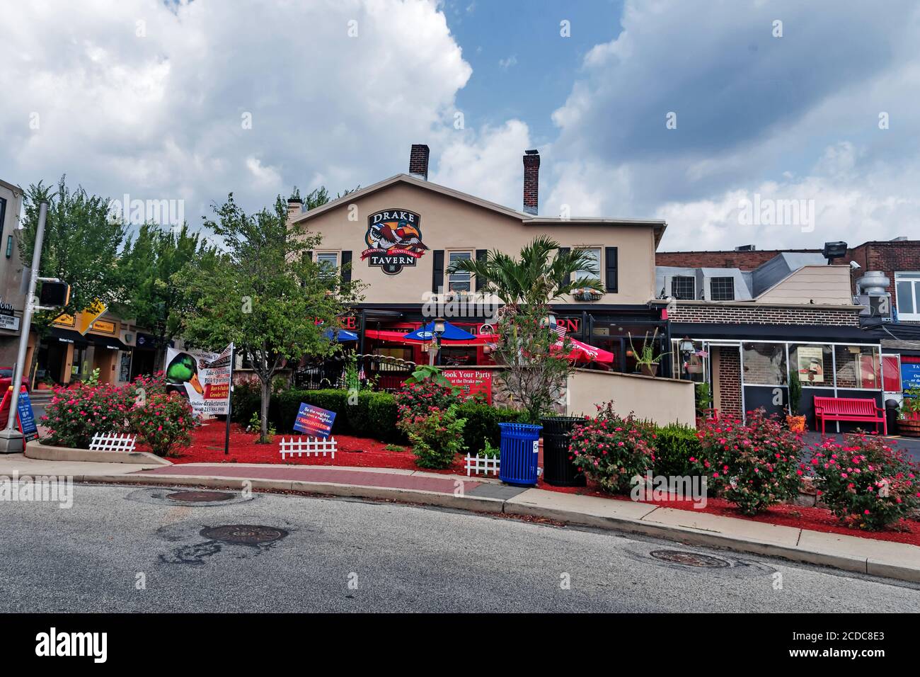 Popular cafe hi-res stock photography and images - Alamy