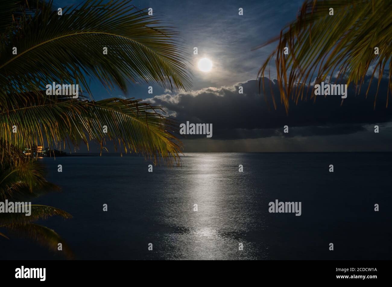 Moonrise over the Caribbean at Half Moon Bay in Akumal, Mexico Stock ...