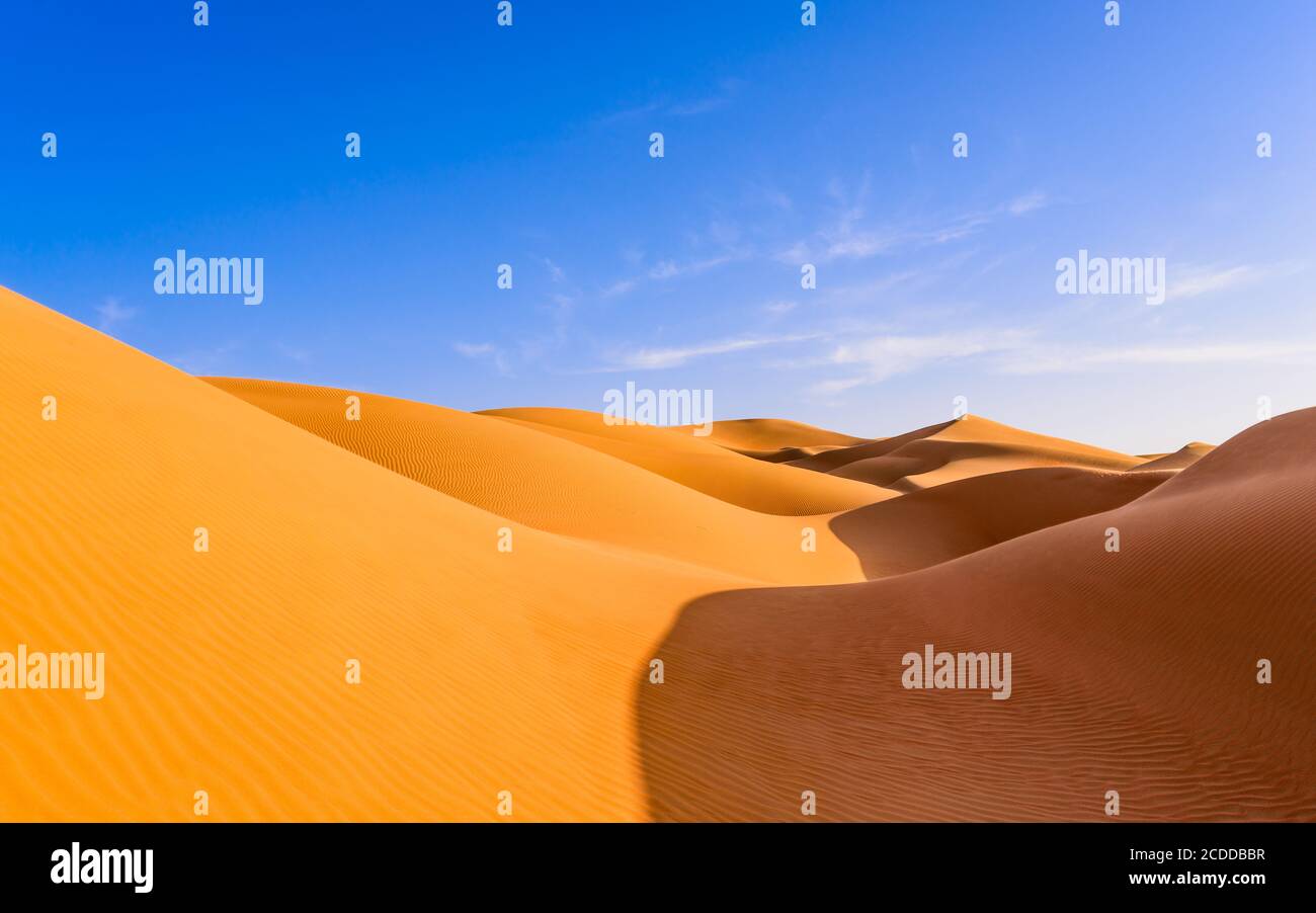 Amazing sand dunes and sky in Liwa of UAE Stock Photo - Alamy