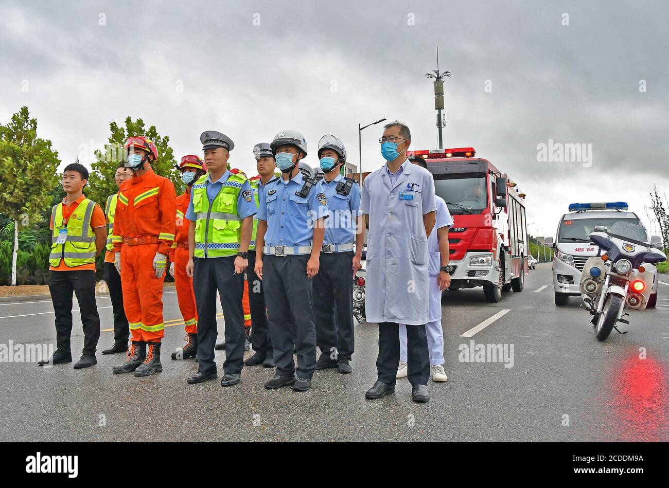 Traffic signal rainstorm hi-res stock photography and images - Alamy