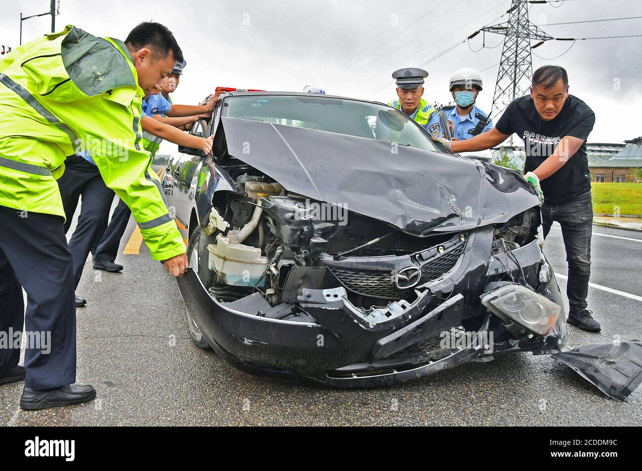 Traffic signal rainstorm hi-res stock photography and images - Alamy