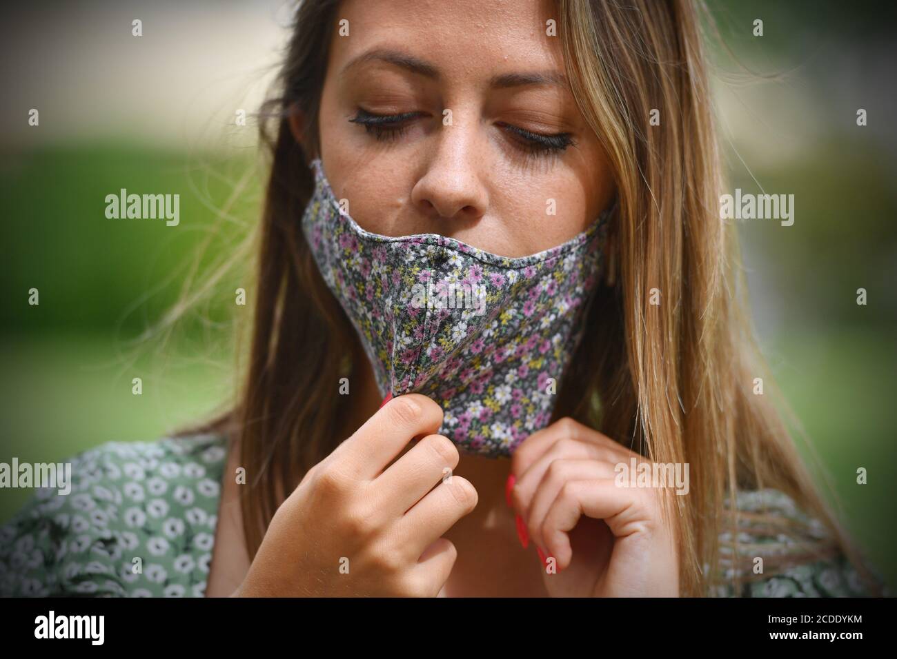 Covid wearing mask wrong hi-res stock photography and images - Alamy