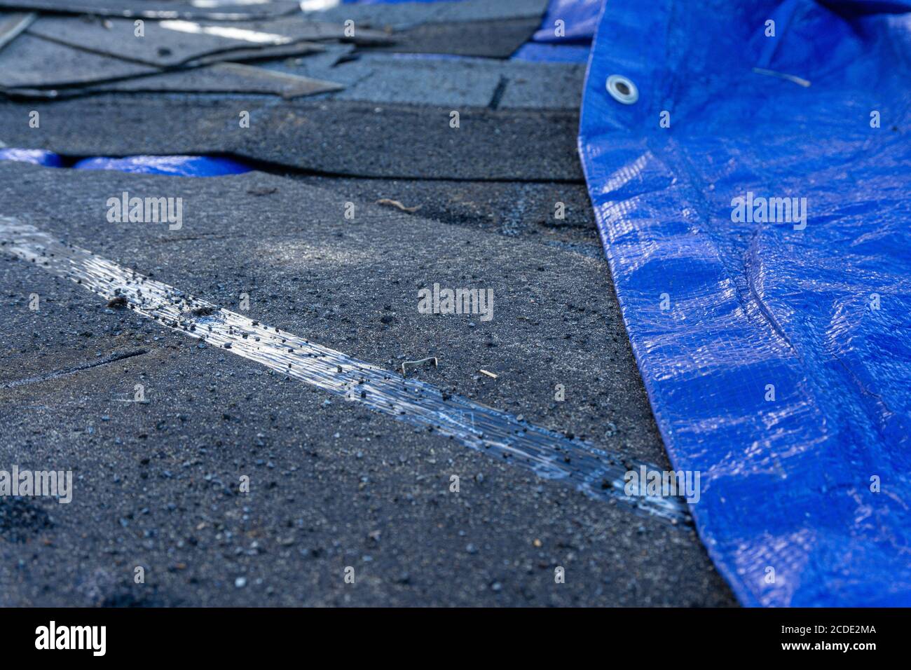 Blue tarp roof hi-res stock photography and images - Alamy
