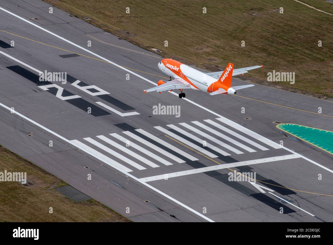 Runway threshold hi-res stock photography and images - Alamy