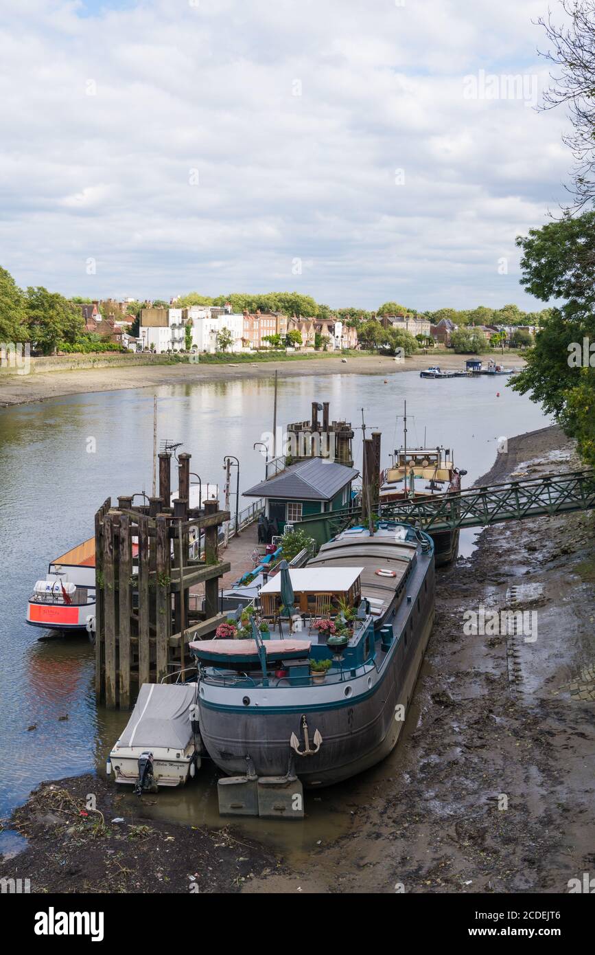 Kew pier for boats hi-res stock photography and images - Alamy