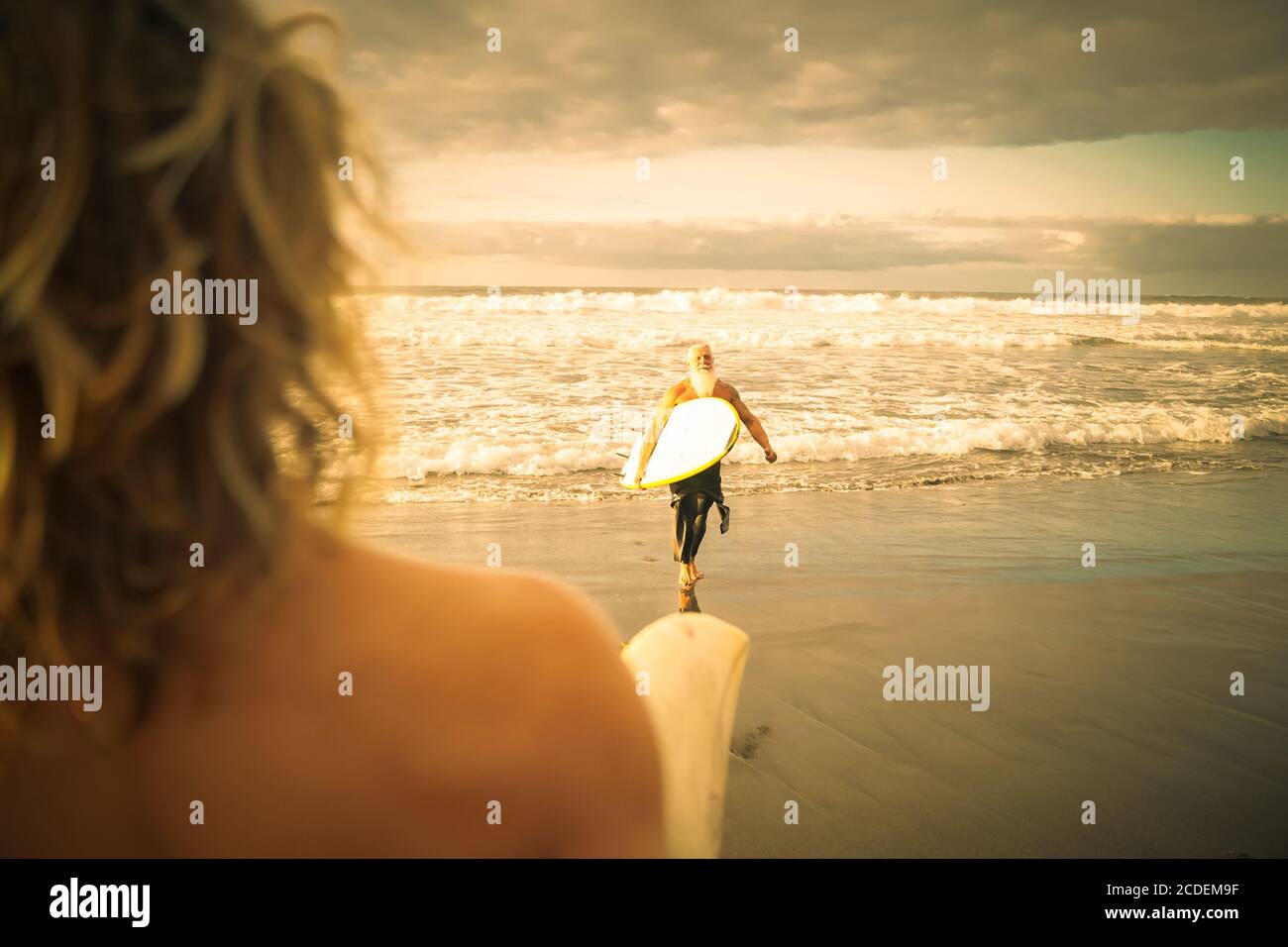 Father son surfers beach surfing hi-res stock photography and images ...