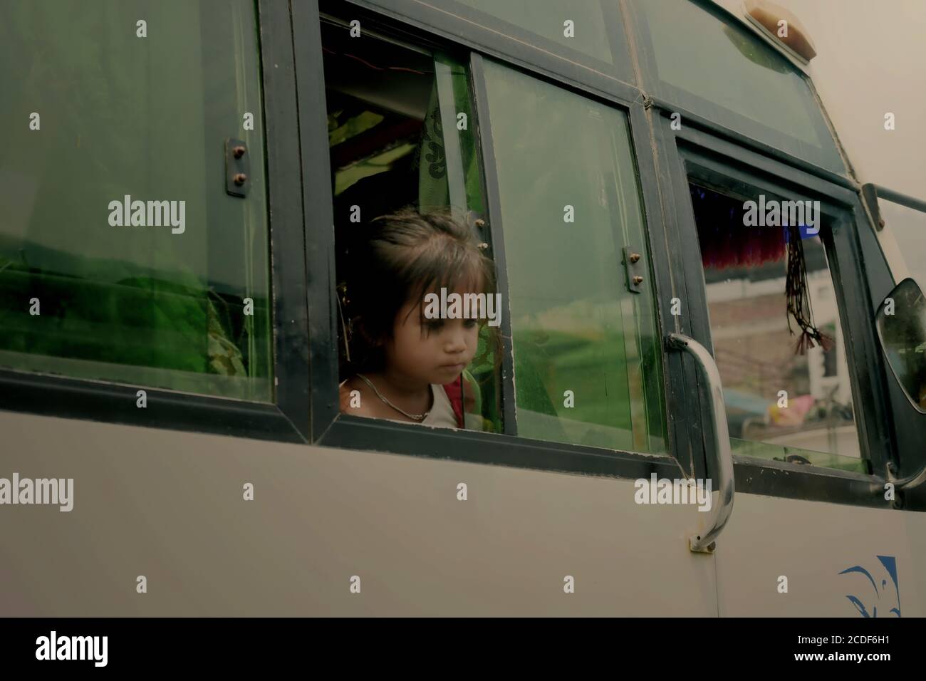 Child looking through bus window hi-res stock photography and images ...