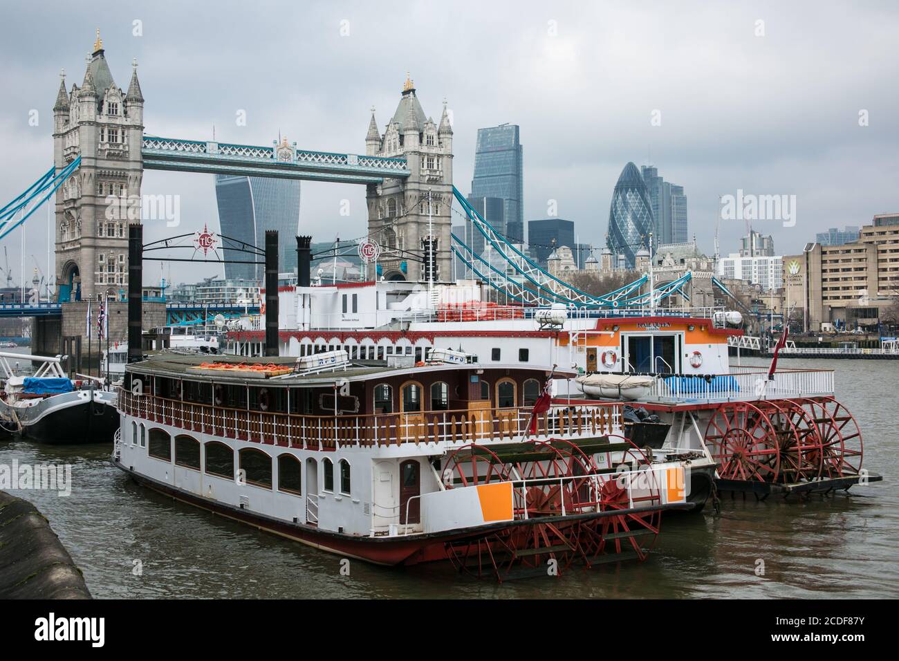 london bridge with boats Stock Photo - Alamy