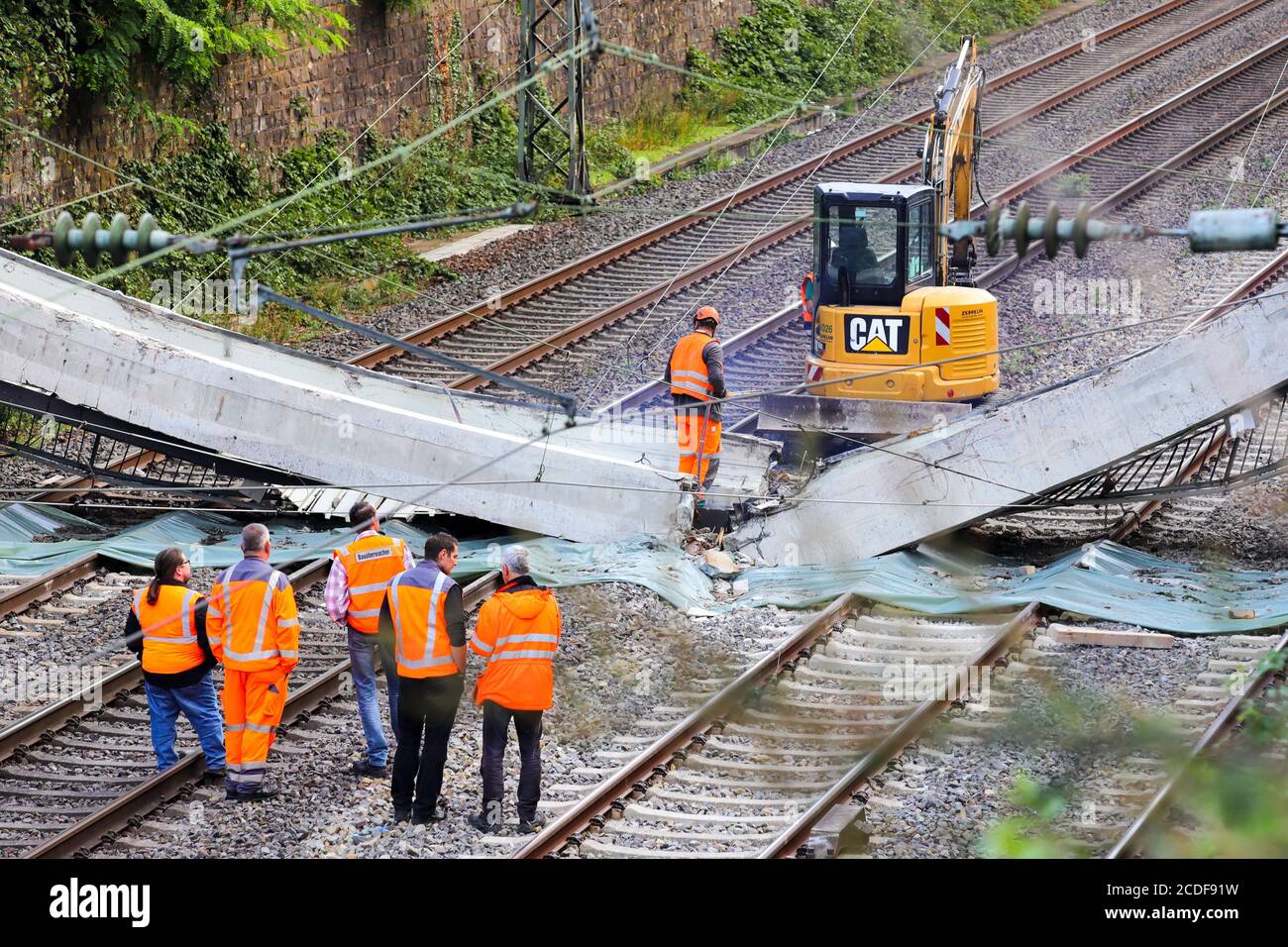 Wuppertal, Germany. 28th Aug, 2020. Workers examine parts of a bridge ...