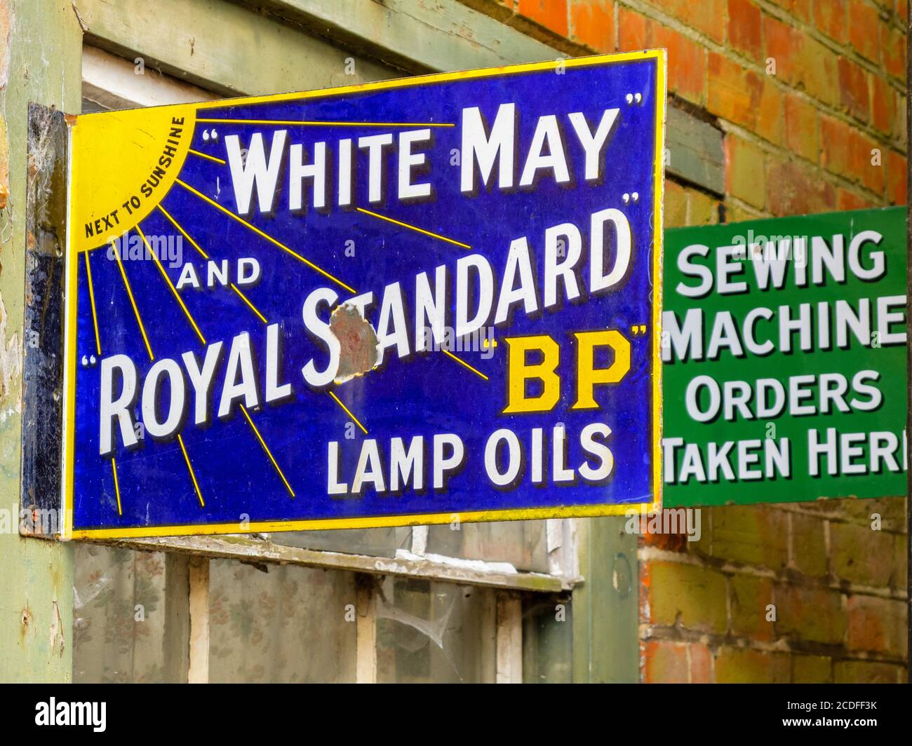 Vintage bp sign hi-res stock photography and images - Alamy