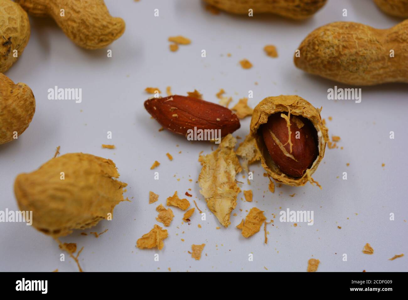 Natural peanuts in their own peel, which is opened in various ways ...