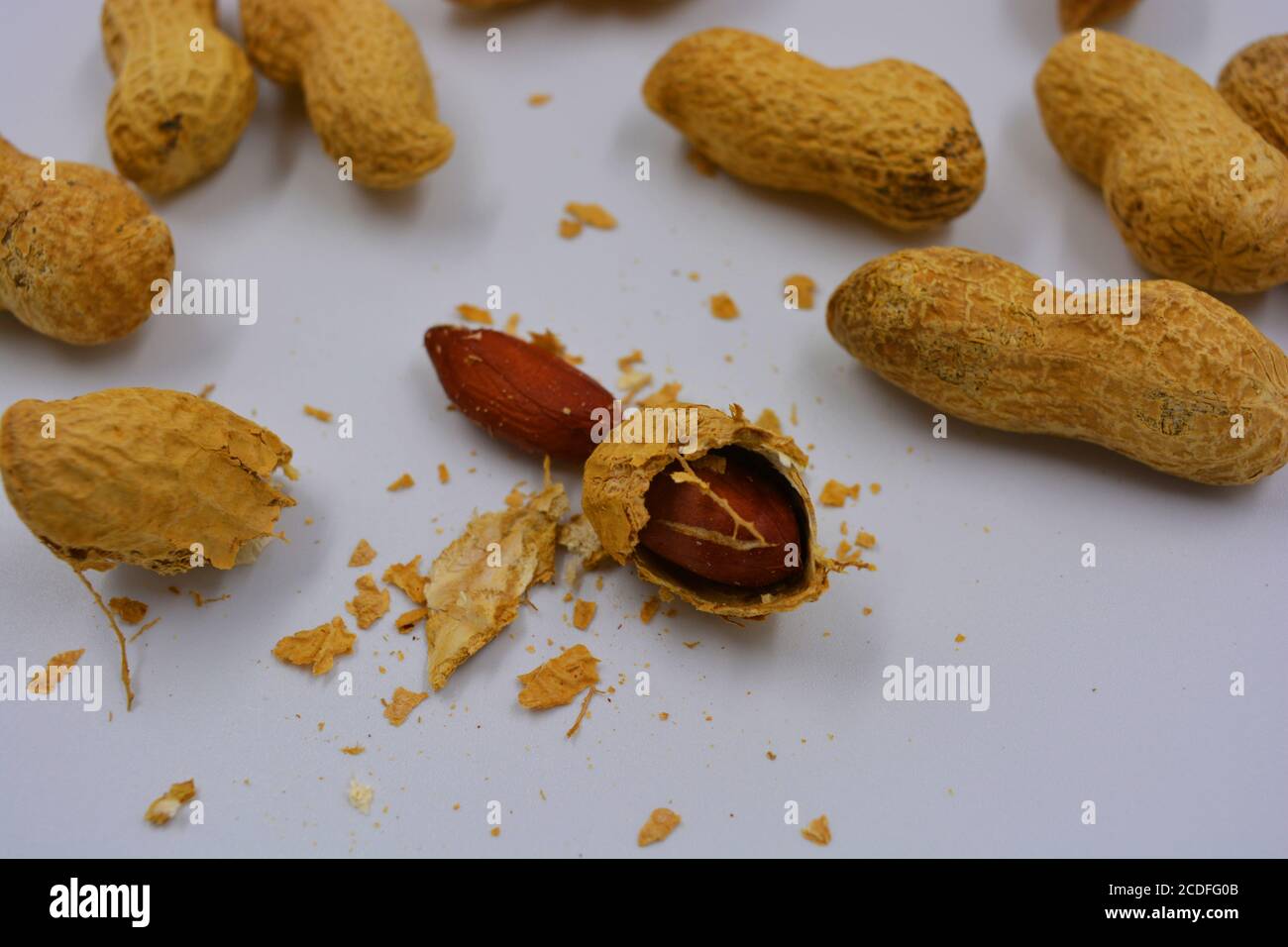 Natural peanuts in their own peel, which is opened in various ways ...