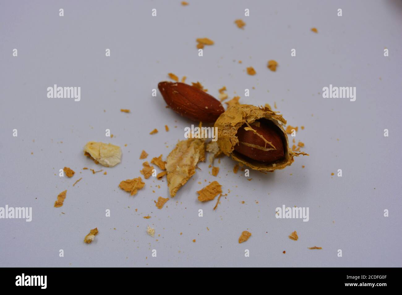 Natural peanuts in their own peel, which is opened in various ways ...