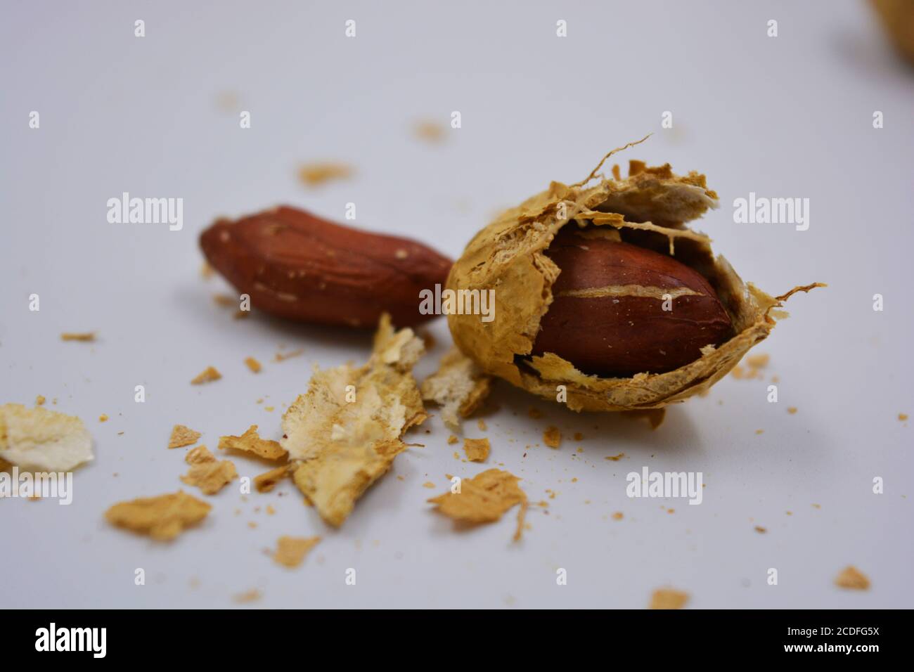 Natural peanuts in their own peel, which is opened in various ways ...