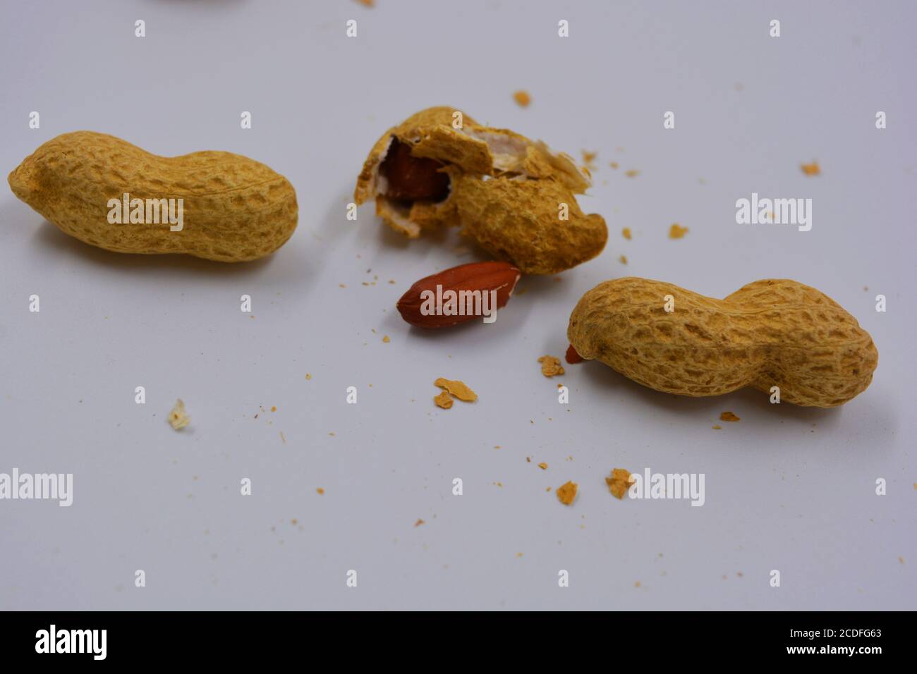 Natural peanuts in their own peel, which is opened in various ways ...