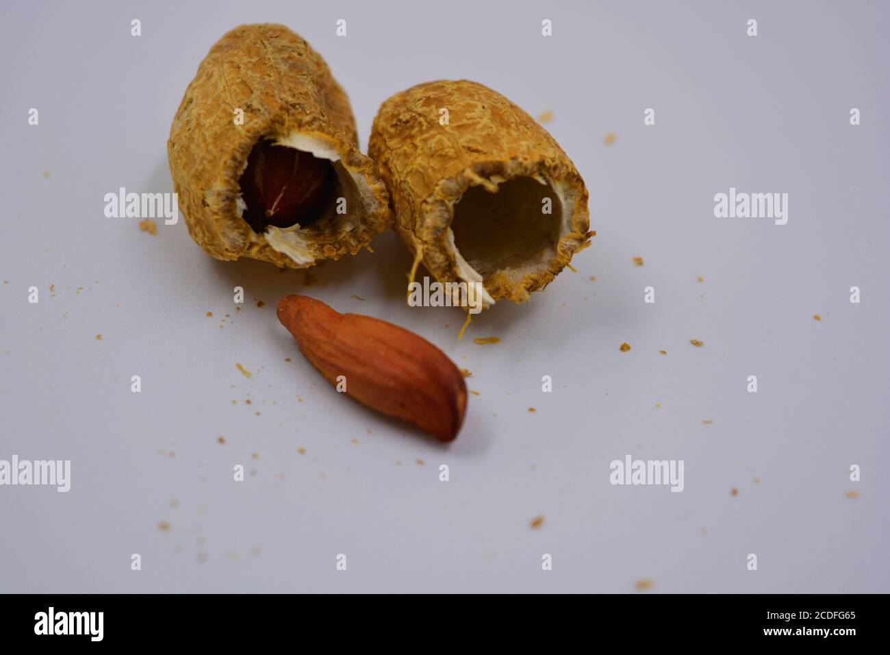 Natural peanuts in their own peel, which is opened in various ways ...