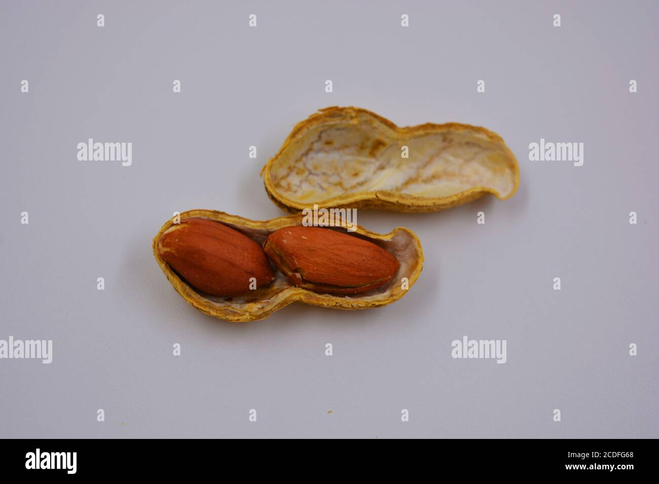 Natural peanuts in their own peel, which is opened in various ways ...