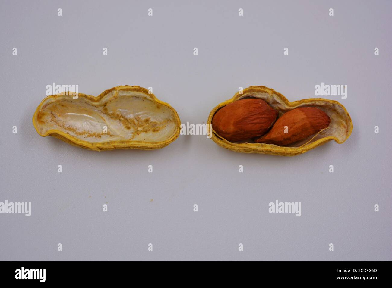 Natural peanuts in their own peel, which is opened in various ways ...