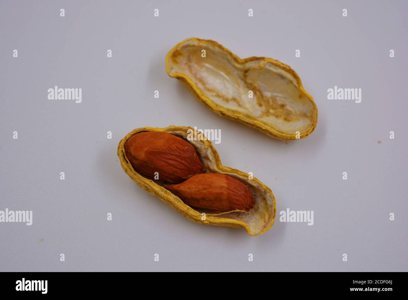 Natural peanuts in their own peel, which is opened in various ways ...