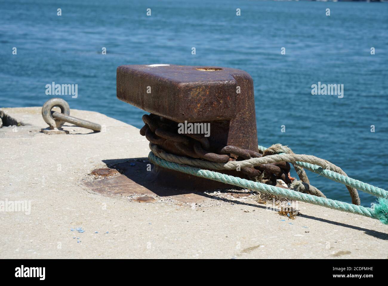 Bollard with ropes on it on the pier Stock Photo - Alamy