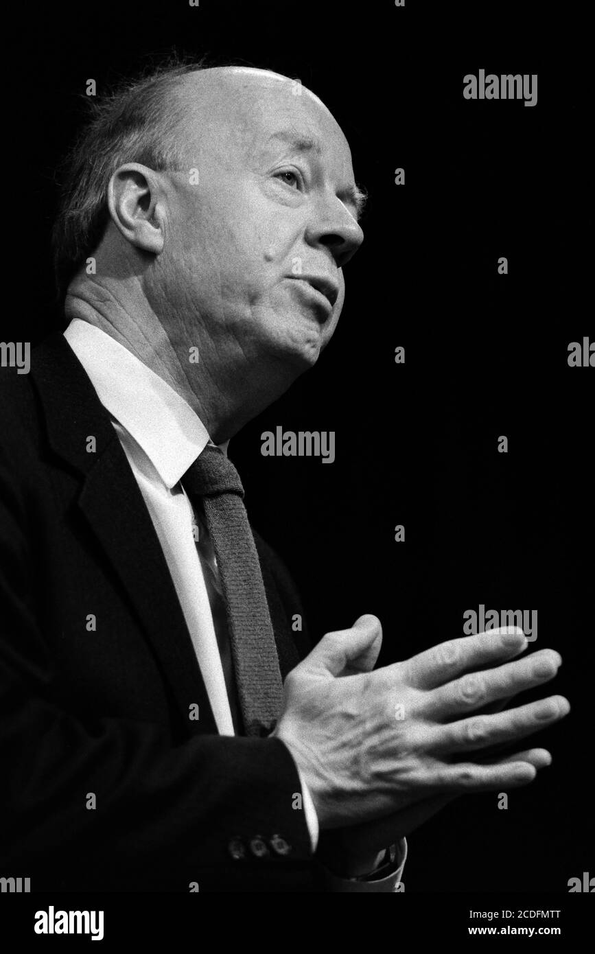 Professor Paul Black giving a lecture at the Department of Education ...