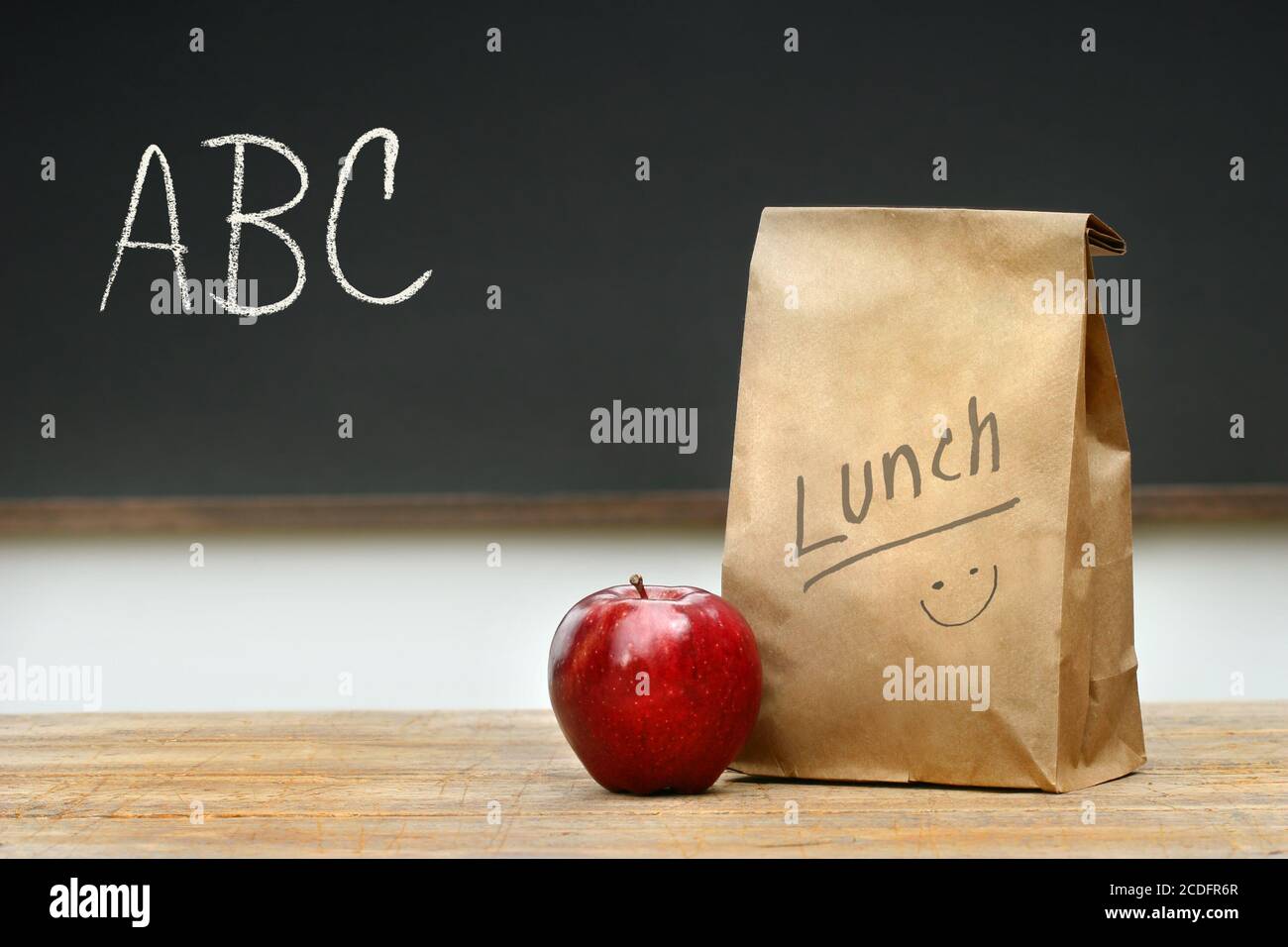 Paper lunch bag on desk Stock Photo - Alamy