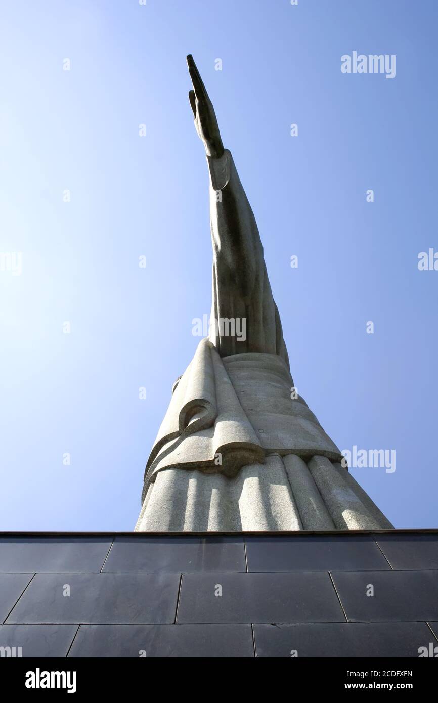 Christ the redeemer statue christo redentor in rio de janeiro hi-res ...