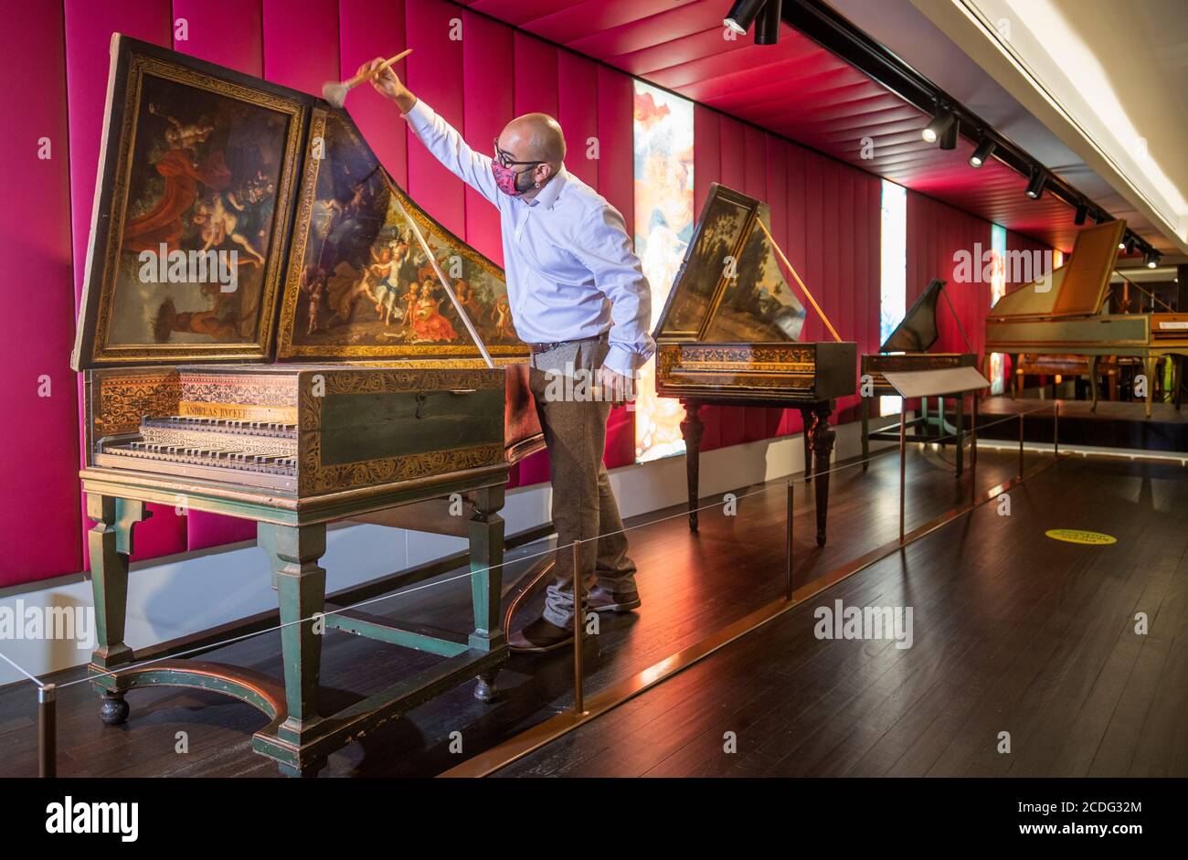 17th century musical instruments hi-res stock photography and images ...