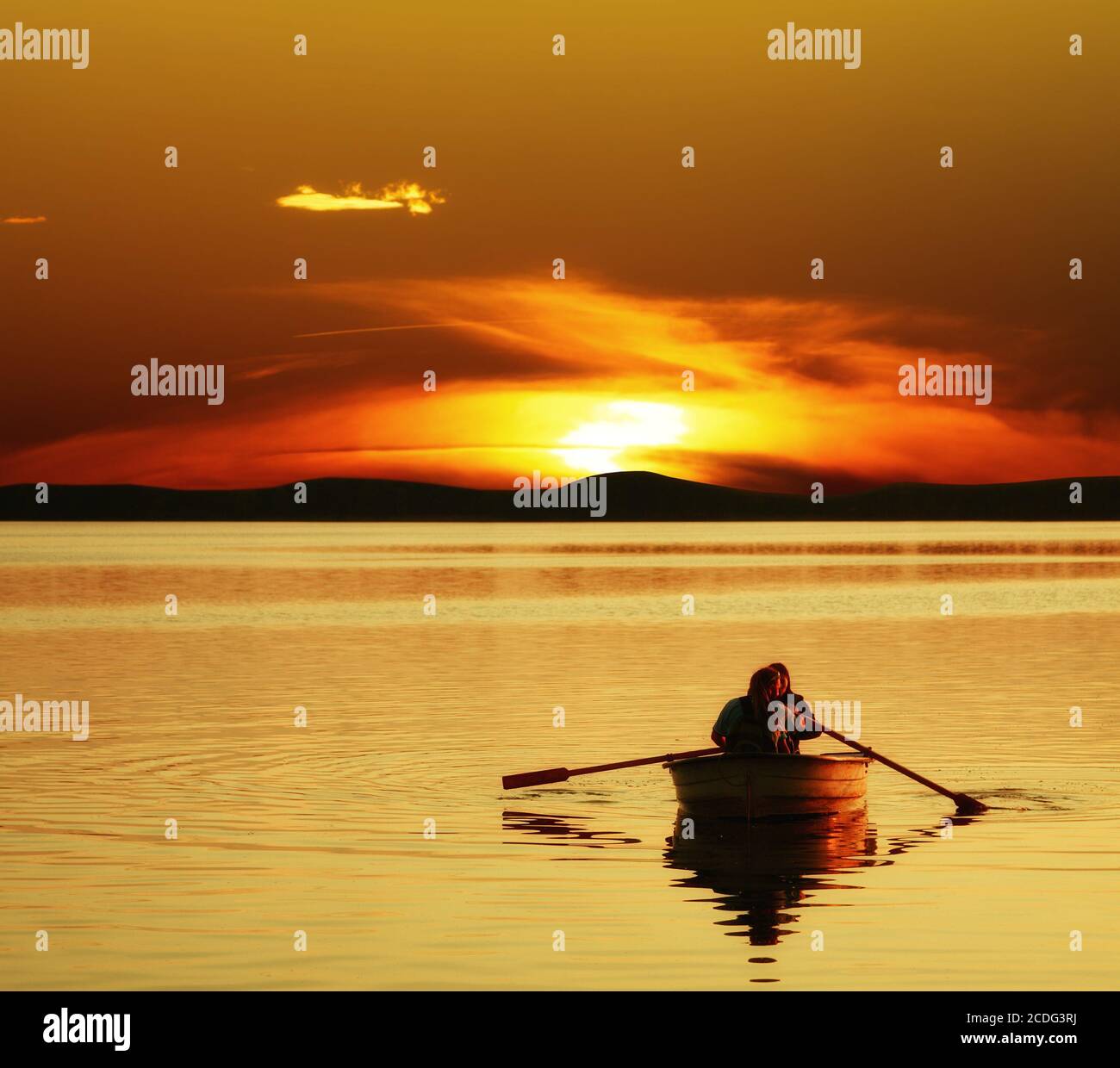 Boat silhouette couple hi-res stock photography and images - Alamy