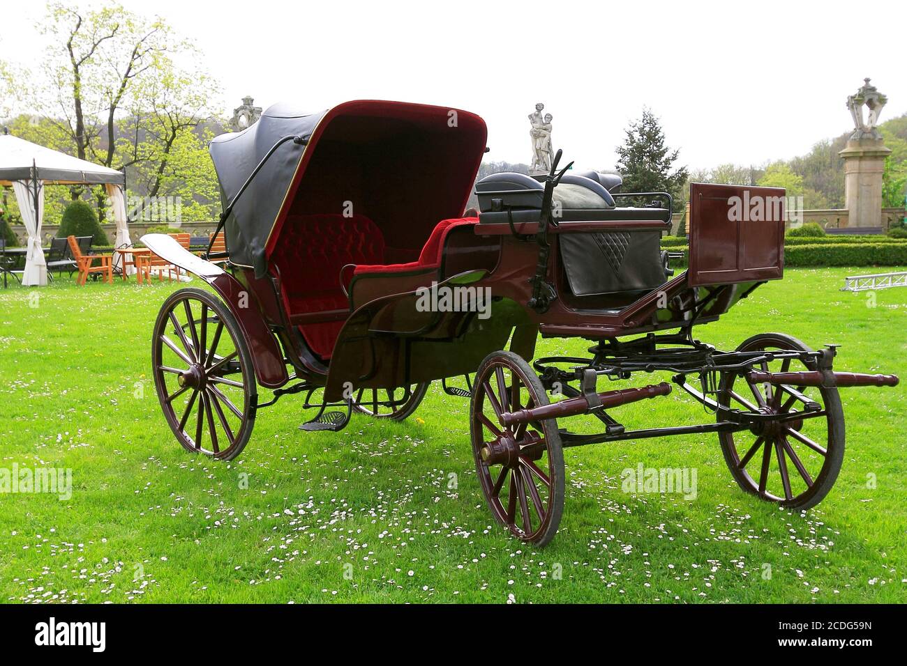 Chariot coach old retro antique hi-res stock photography and images - Alamy