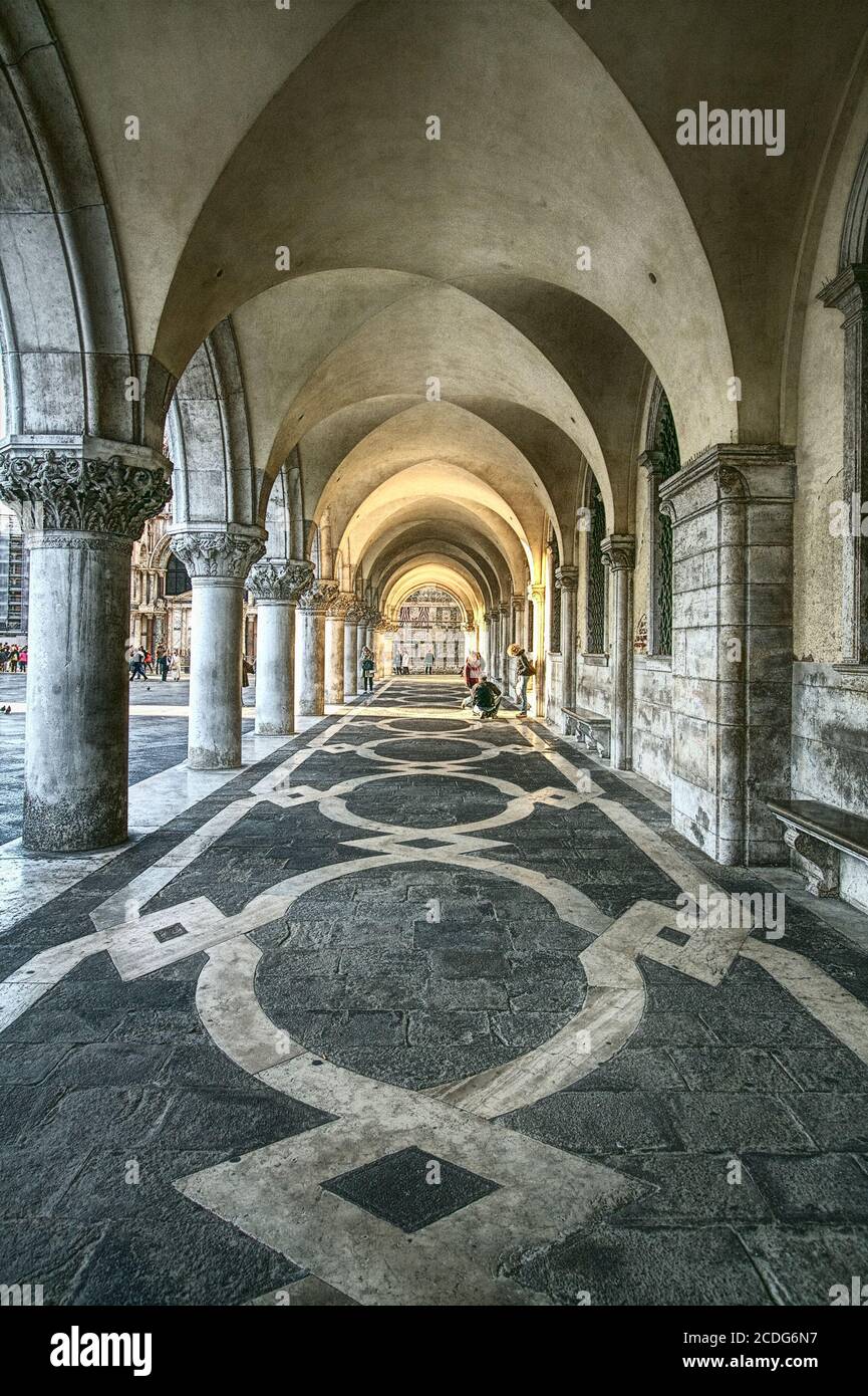 Ancient arcade hi-res stock photography and images - Alamy