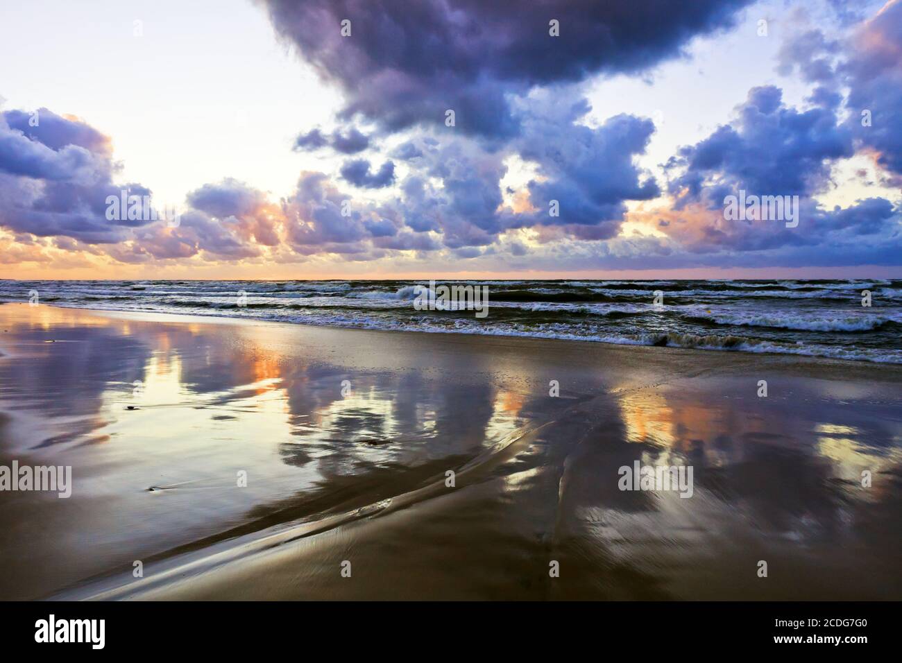 Bright sunset over ocean waves hi-res stock photography and images - Alamy