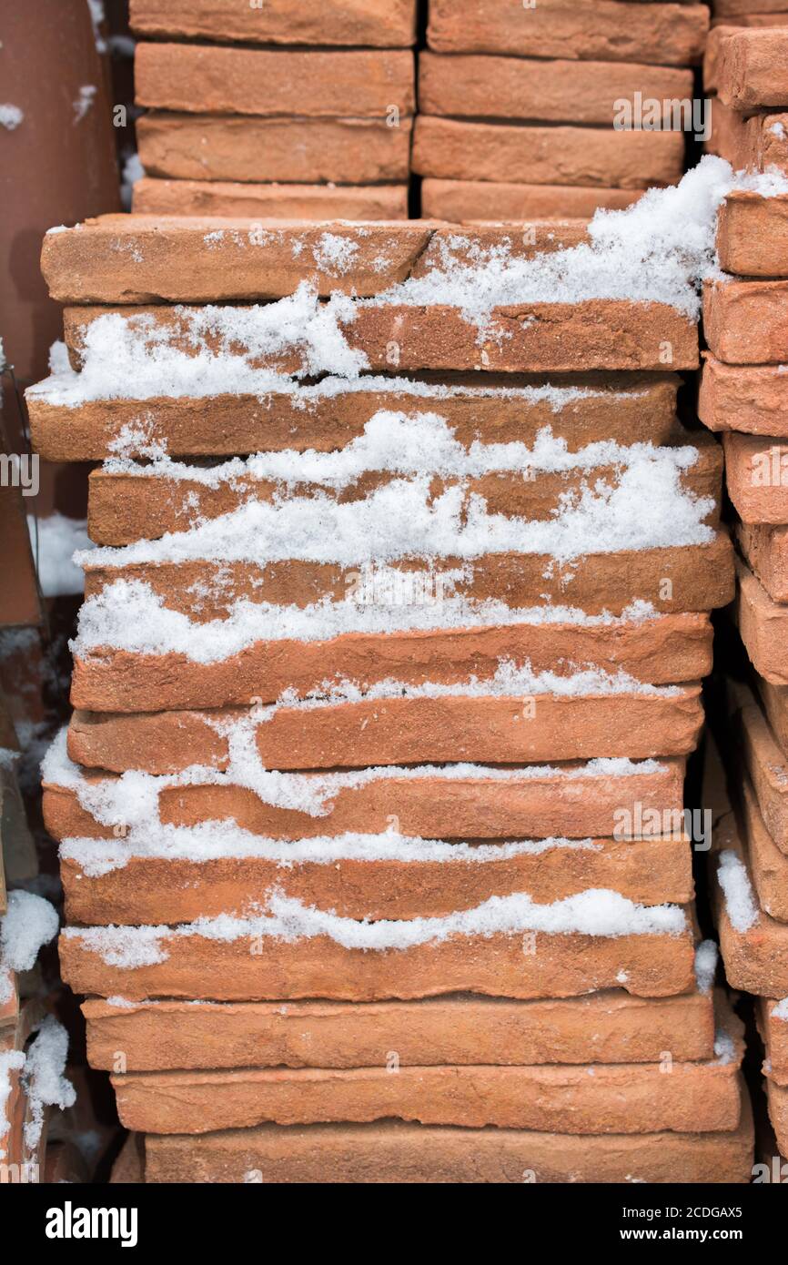 Unloading bricks hi-res stock photography and images - Alamy
