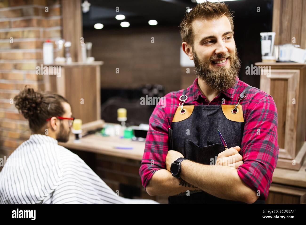 Man having hair cut salon hi-res stock photography and images - Alamy