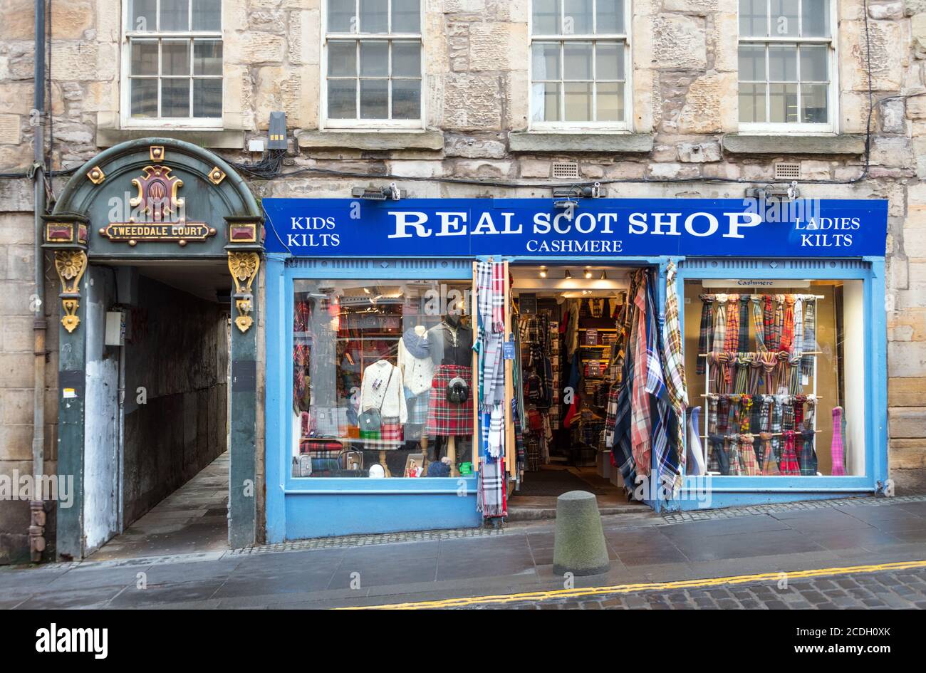 Cashmere shop on the Royal Mile, Edinburgh, Scotland Stock Photo - Alamy