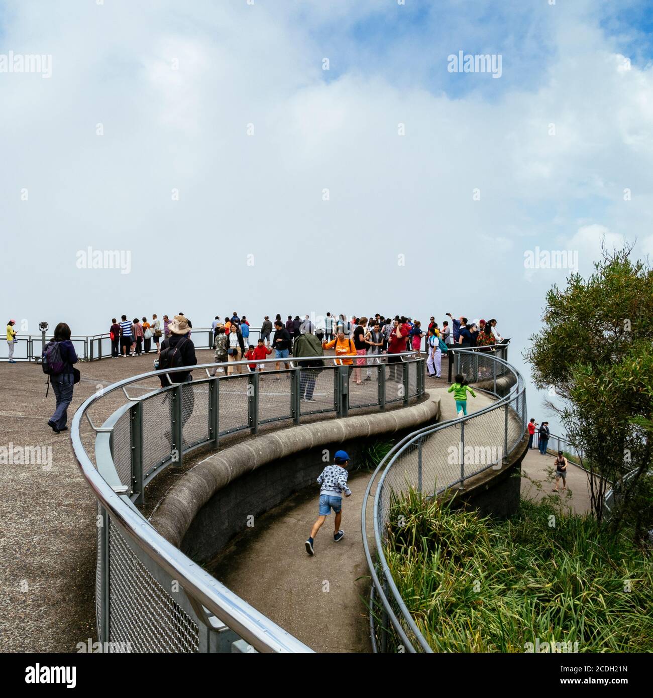 Tourists at Echo Point Lookout, Katoomba, Blue Mountains National Park ...