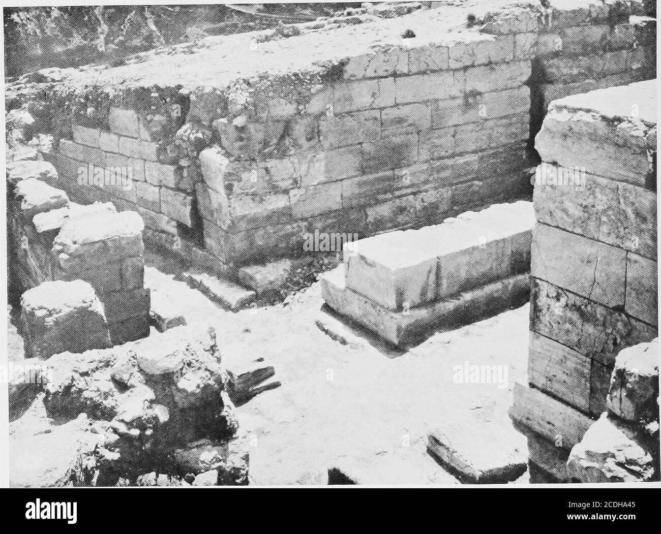 . The palace of Minos : a comparative account of the successive stages ...