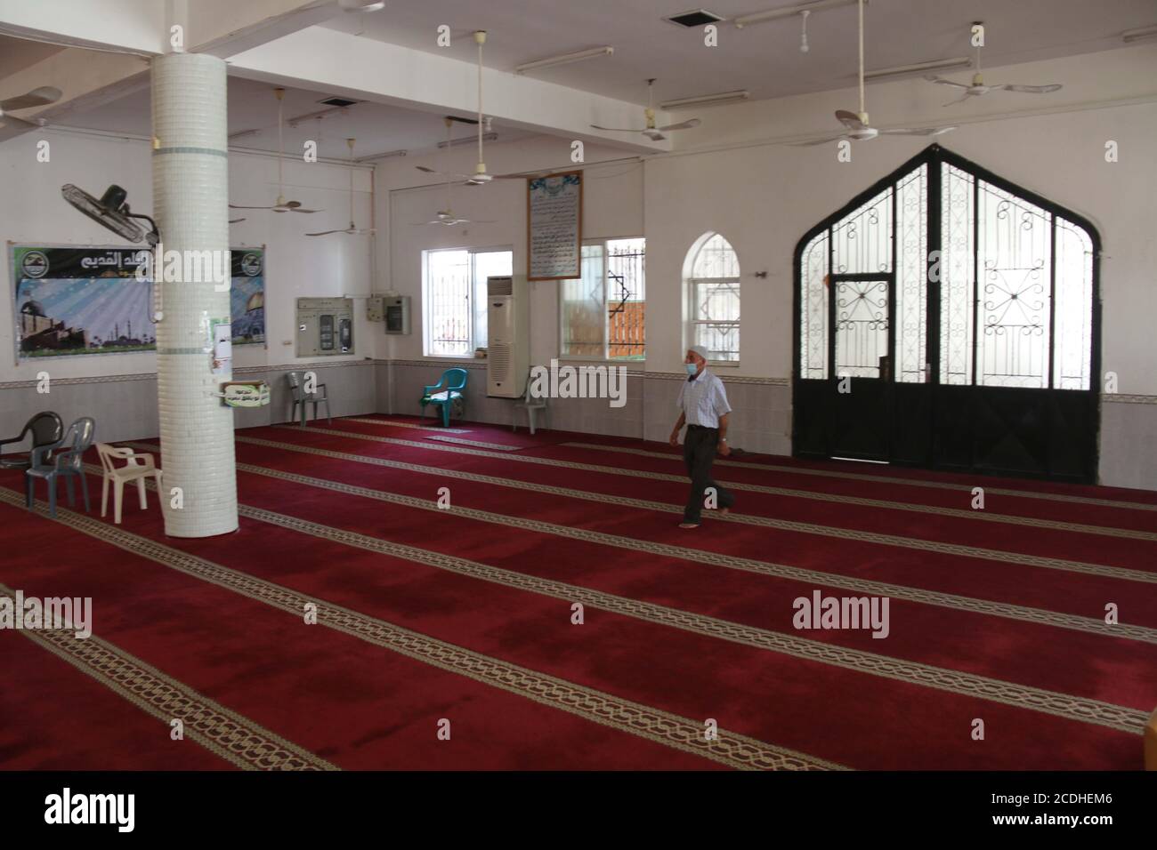 Deir Al-Balah, The Gaza Strip, Palestine. 28th Aug, 2020. Mosque staff ...