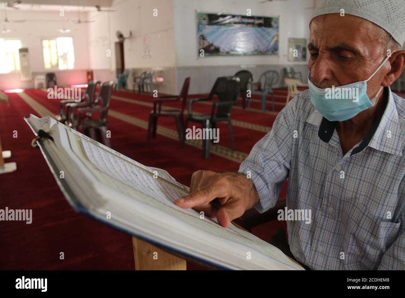 Deir Al-Balah, The Gaza Strip, Palestine. 28th Aug, 2020. Mosque staff ...