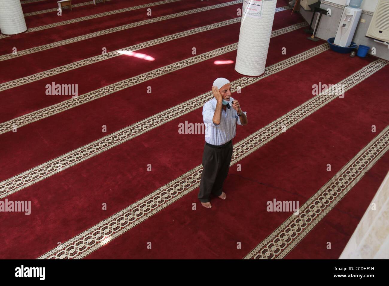 Deir Al-Balah, The Gaza Strip, Palestine. 28th Aug, 2020. Mosque staff ...