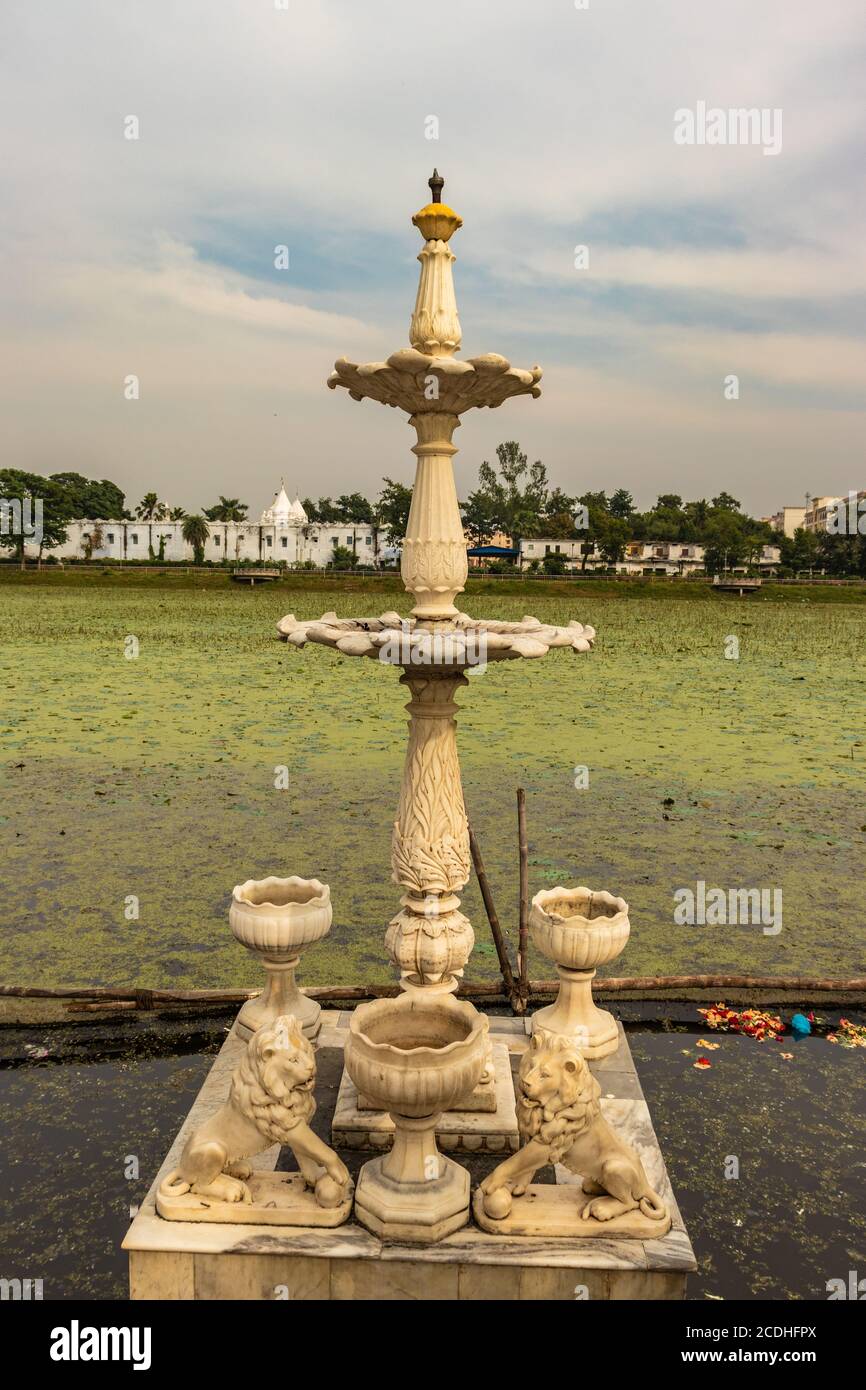 jal mandir pawapuri lord mahavir jain temple is in the center of the ...