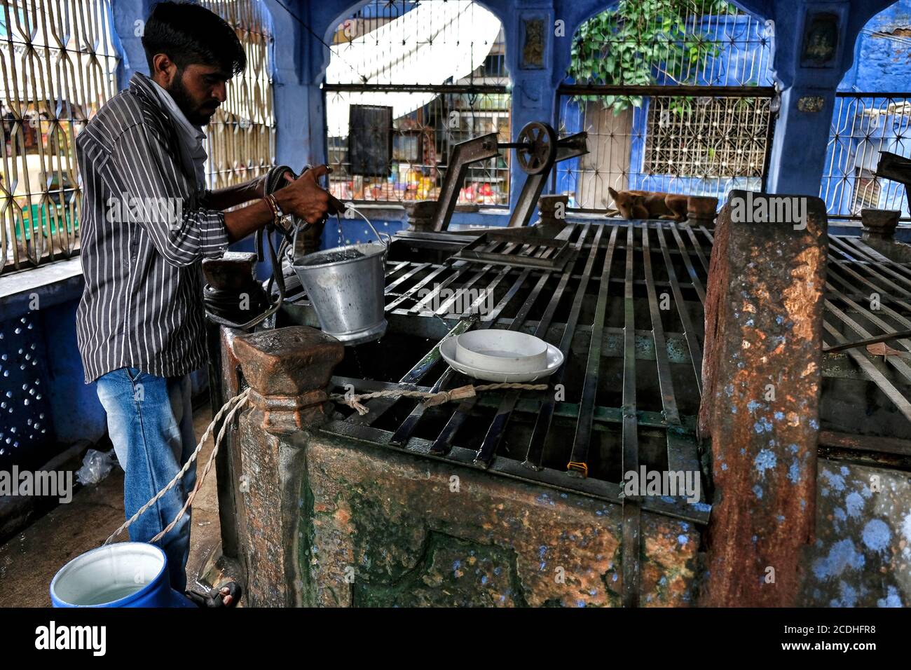 Man drawing water from a well hi-res stock photography and images - Alamy