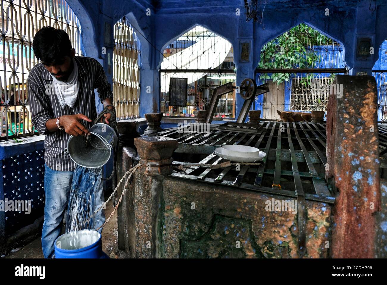 Man drawing water from a well hi-res stock photography and images - Alamy
