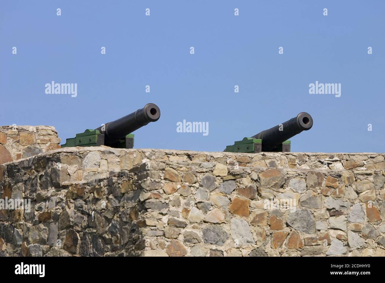 Ancient cannon guns hi-res stock photography and images - Alamy