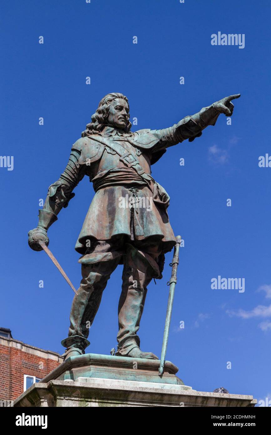 The John Hampden statue in Market Square, Aylesbury, Buckinghamshire ...