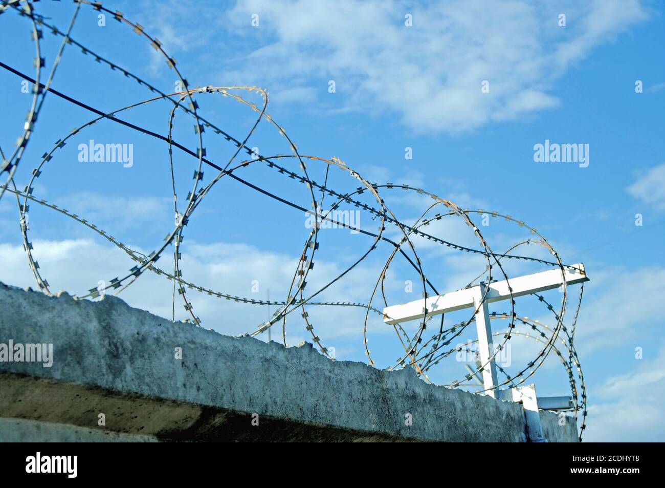 Barbed wire circle hi-res stock photography and images - Alamy