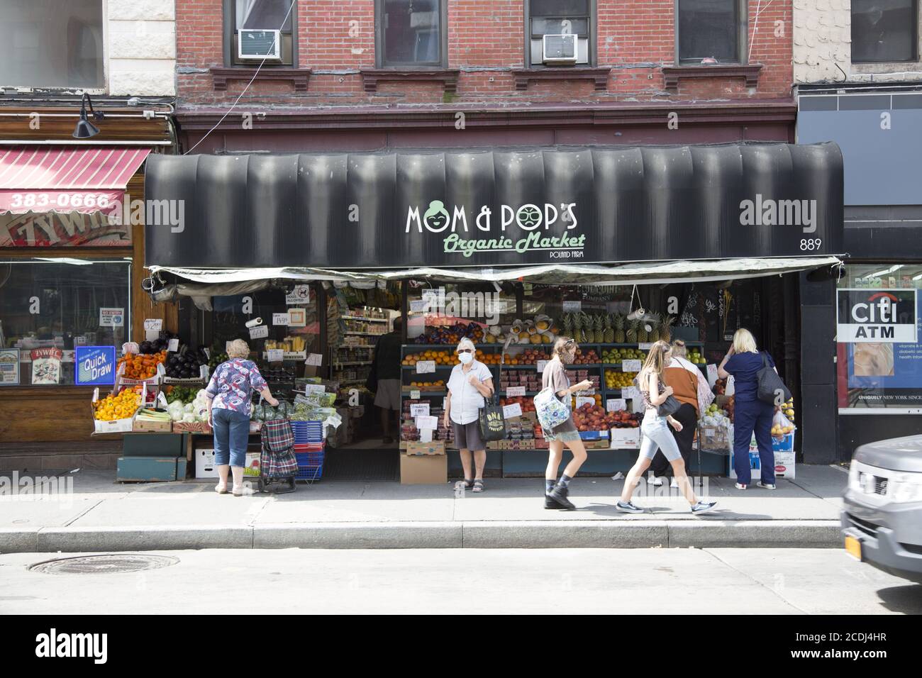 On manhattan avenue in greenpoint hi-res stock photography and images ...
