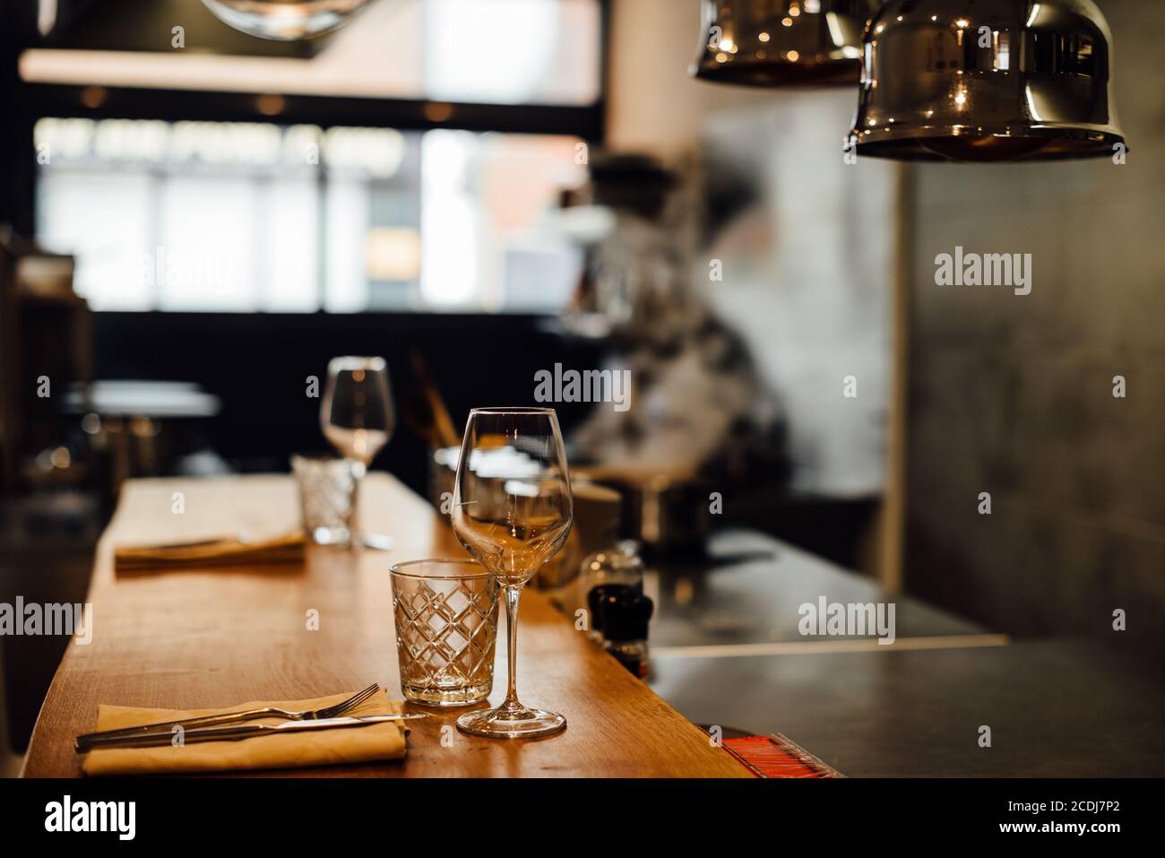 Open kitchen counter restaurant hi-res stock photography and images - Alamy