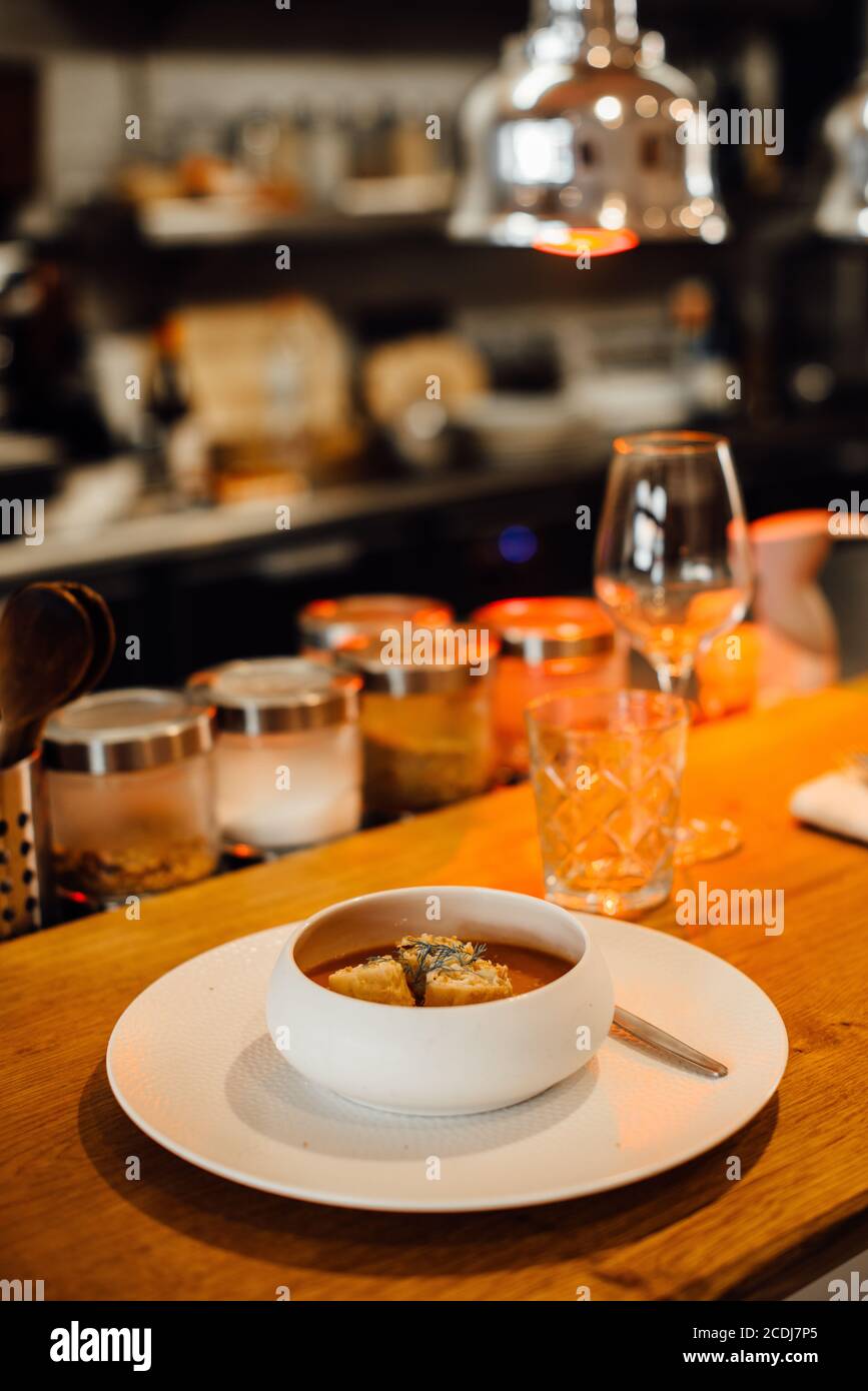 Open kitchen counter restaurant hi-res stock photography and images - Alamy