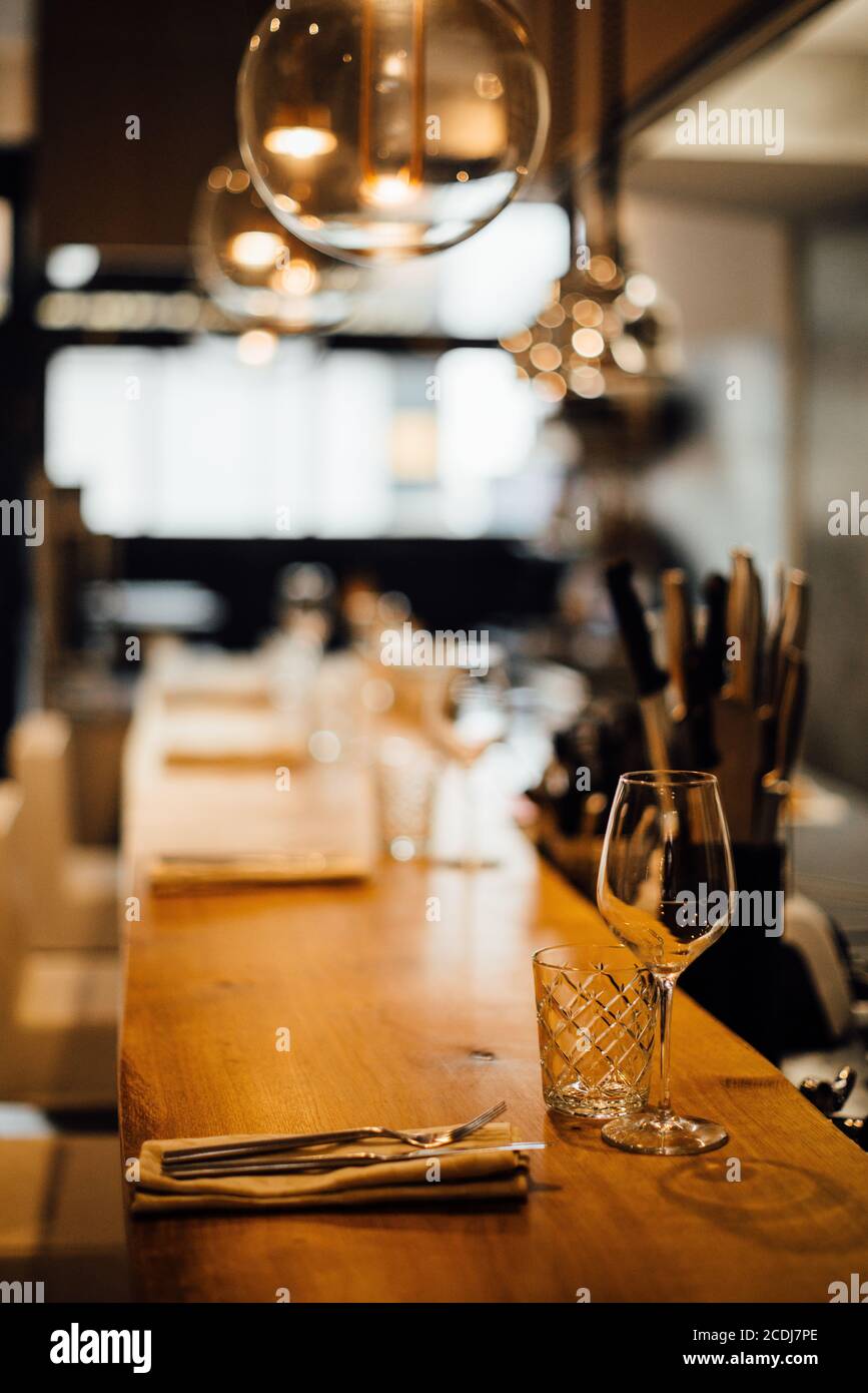 Open kitchen counter restaurant hi-res stock photography and images - Alamy